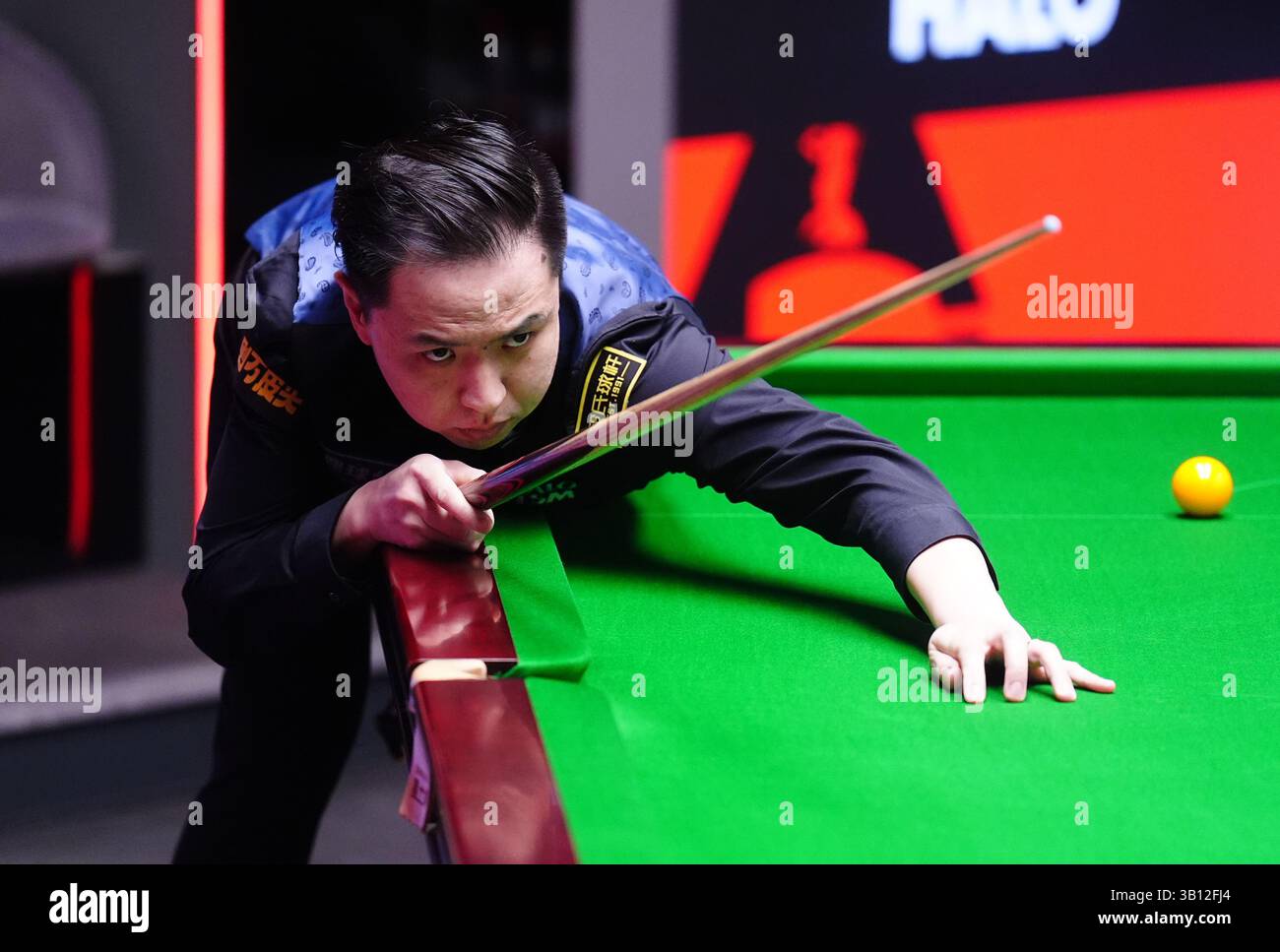 Xiao Guodong during his match with John Higgins on day six of the Halo ...