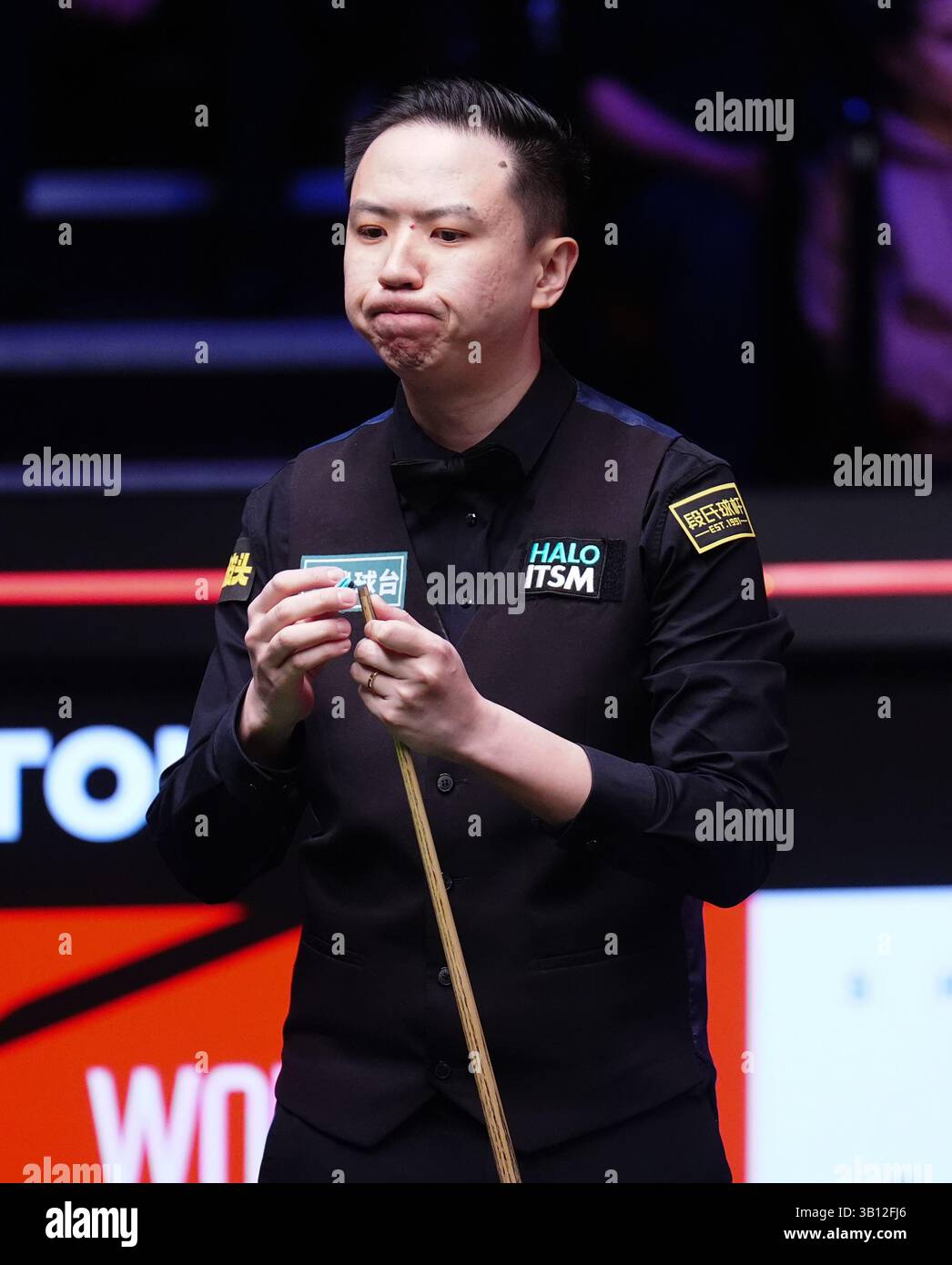 Xiao Guodong during his match with John Higgins on day six of the Halo ...