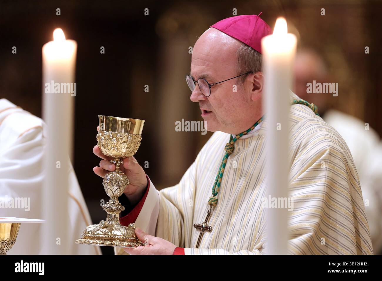DEN HAAG- Bishop van den Hende, bishop of Rotterdam, during a requiem ...
