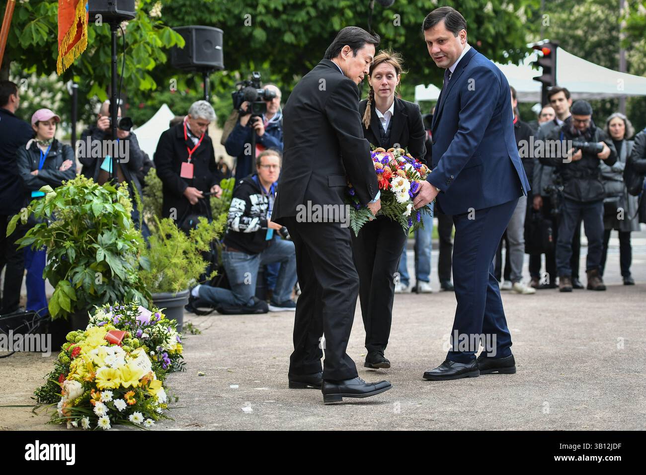 Paris, France. 24th Apr, 2025. Participants lay wreaths during the ...
