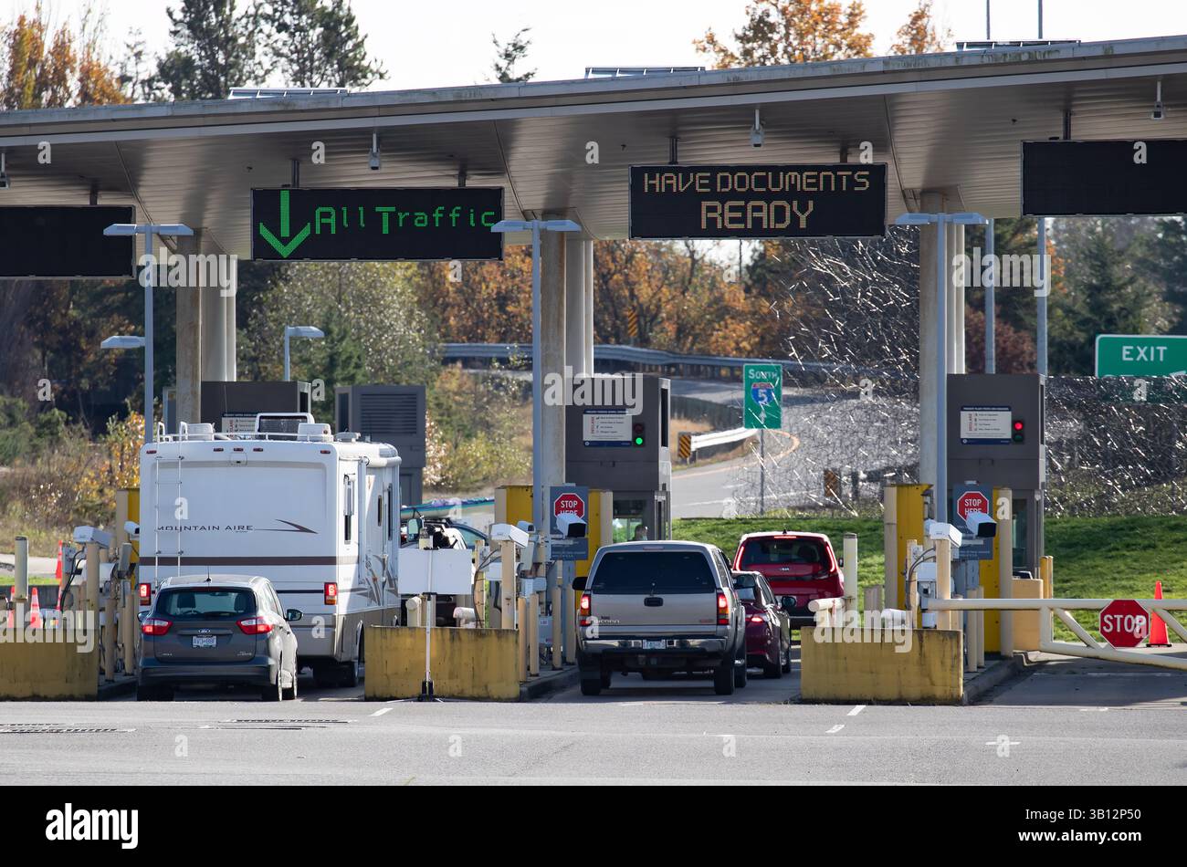 Motorists wait at U.S. Customs and Border Protection inspection booths ...