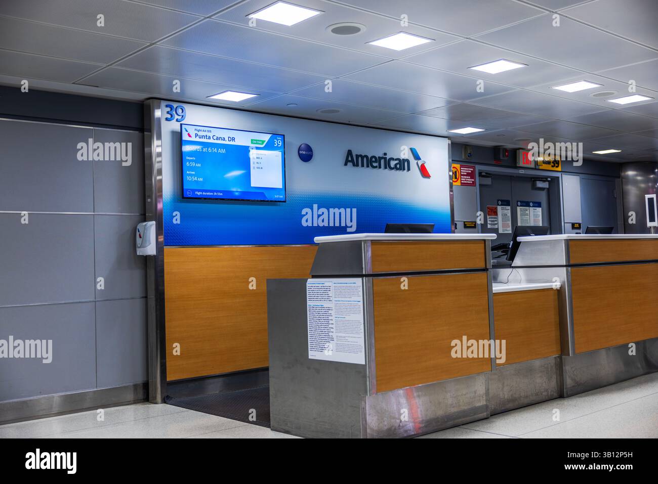 Flight gate 39 at JFK Airport with American Airlines desk and Punta ...