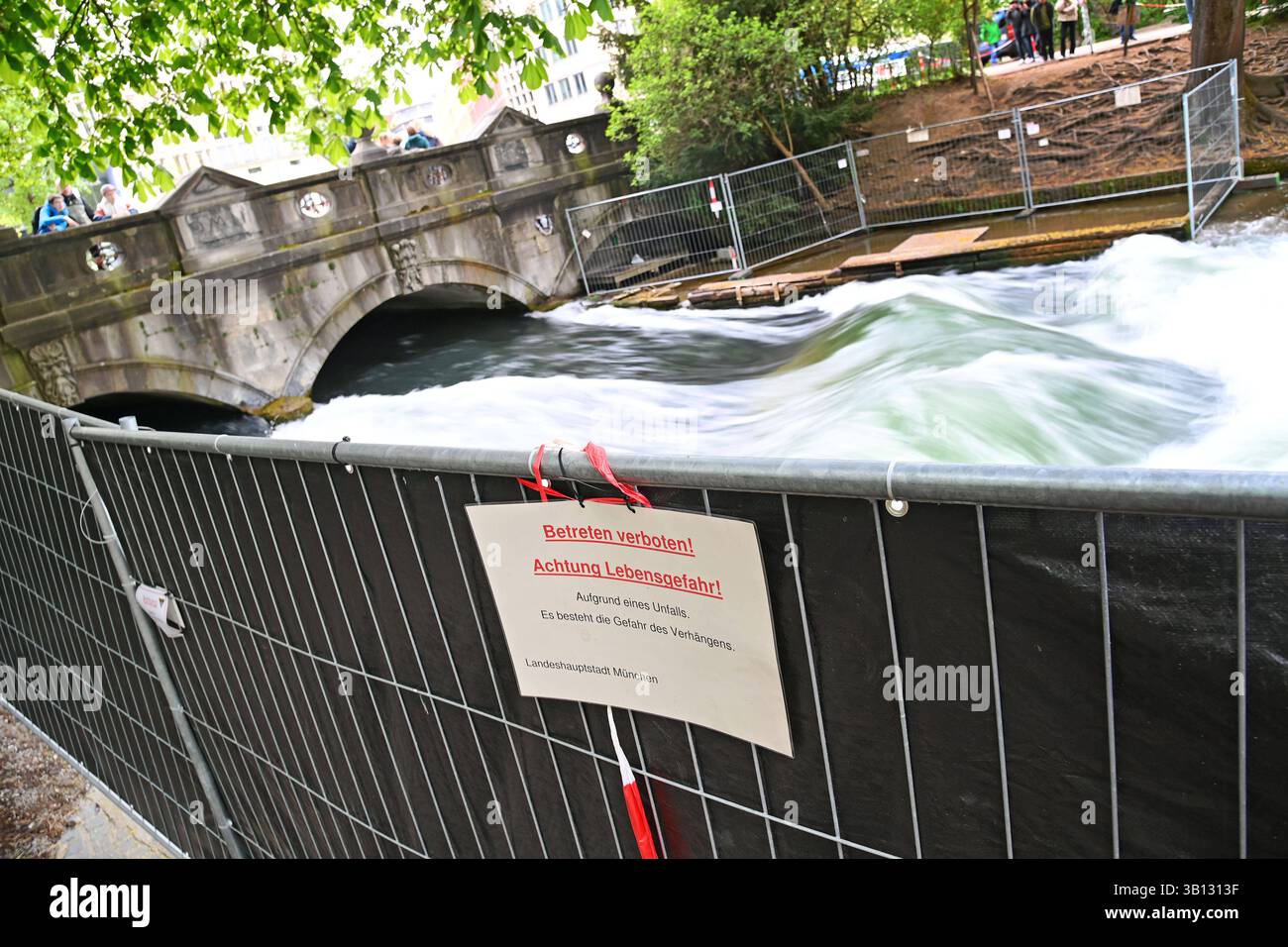 Mennchner Eisbachwelle nach Surf-Unfall gesperrt. Die sogenannte ...