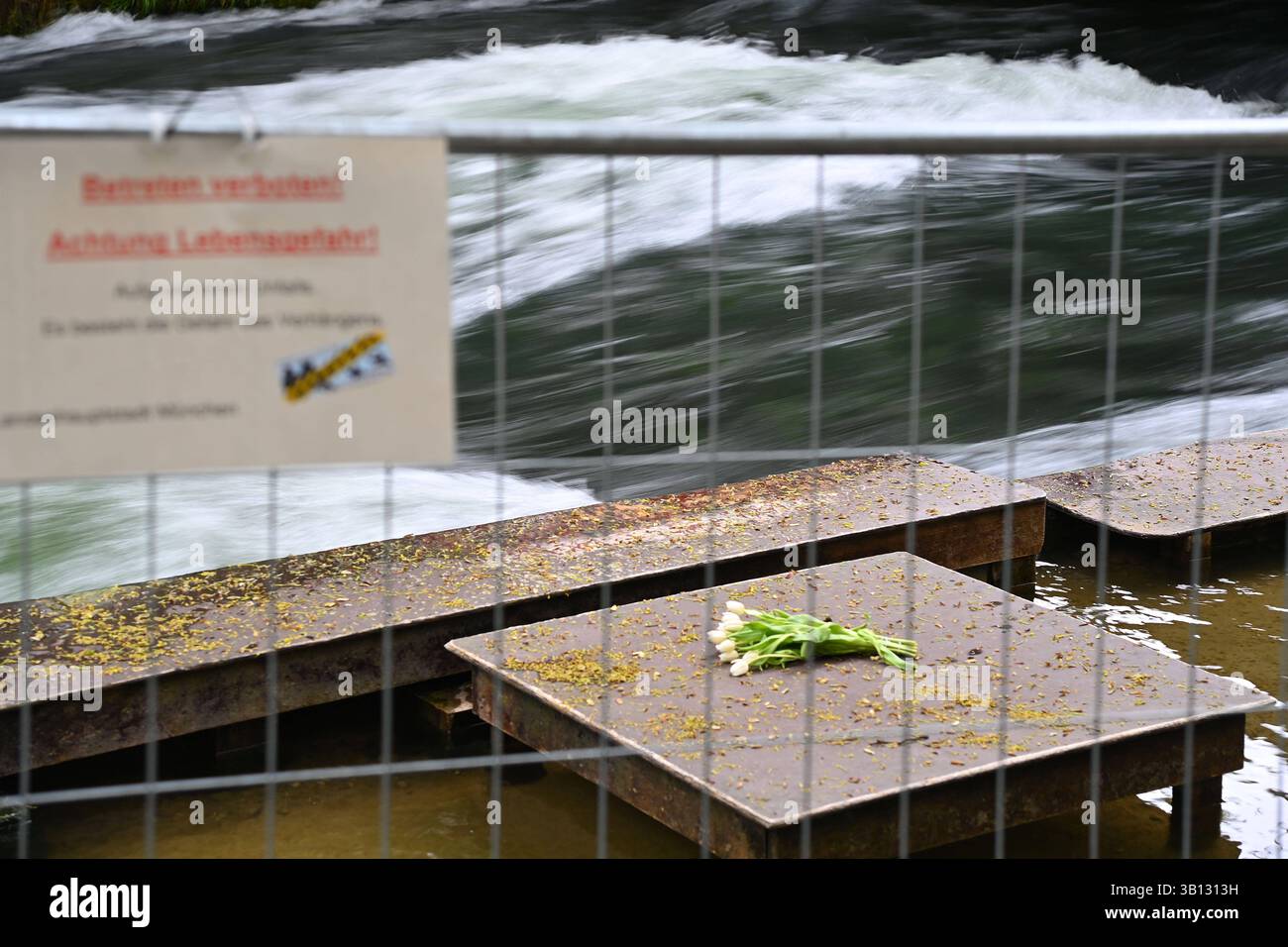 Mennchner Eisbachwelle nach Surf-Unfall gesperrt. Die sogenannte ...