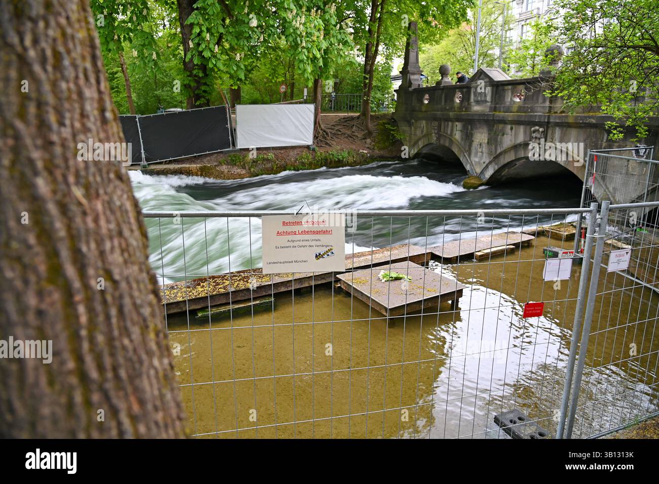 Mennchner Eisbachwelle nach Surf-Unfall gesperrt. Die sogenannte ...