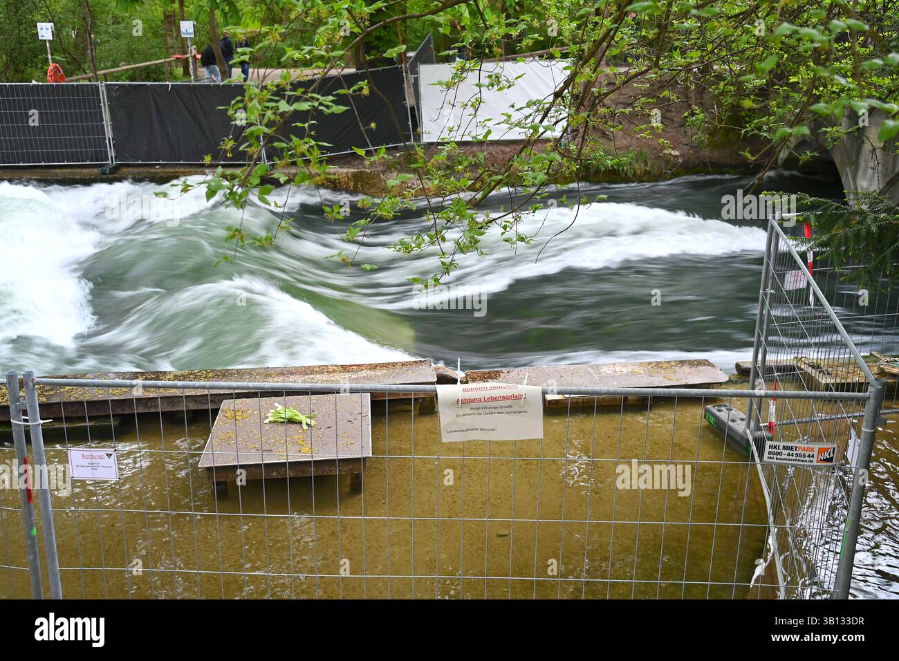Mennchner Eisbachwelle nach Surf-Unfall gesperrt. Die sogenannte ...