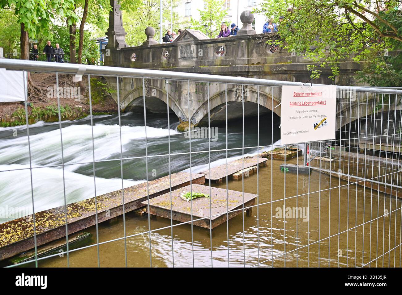 Mennchner Eisbachwelle nach Surf-Unfall gesperrt. Die sogenannte ...