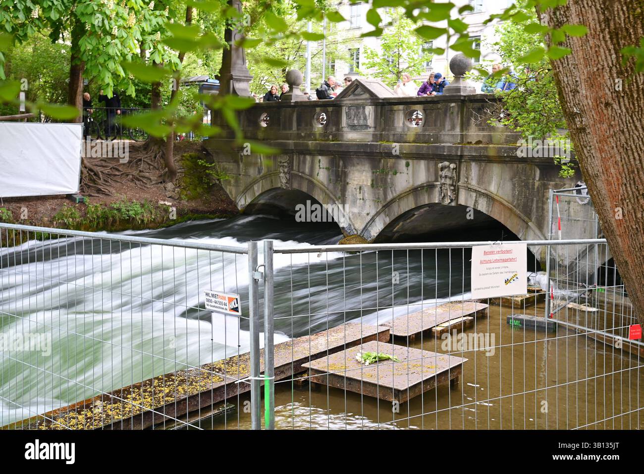 Mennchner Eisbachwelle nach Surf-Unfall gesperrt. Die sogenannte ...