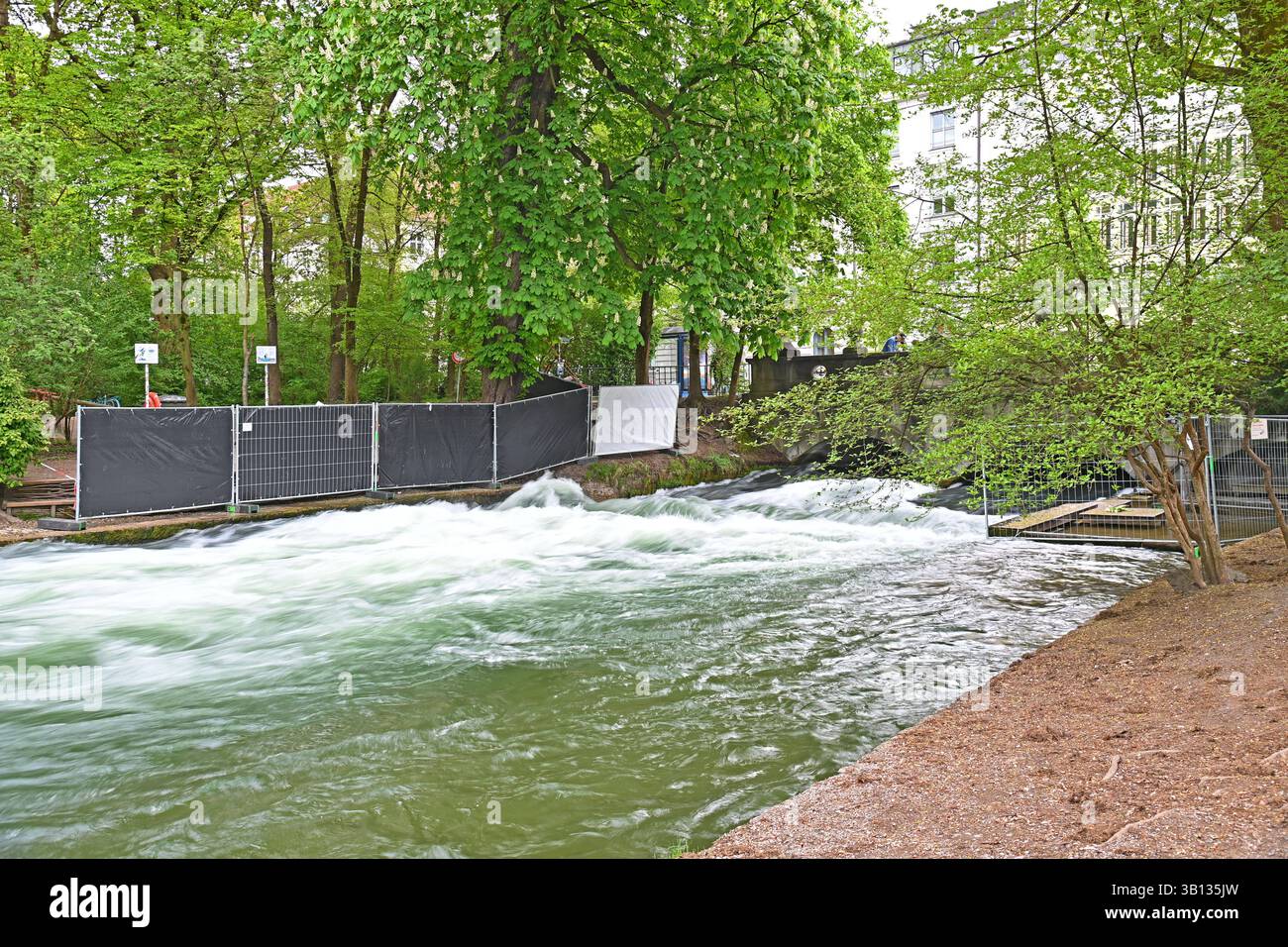 Mennchner Eisbachwelle nach Surf-Unfall gesperrt. Die sogenannte ...