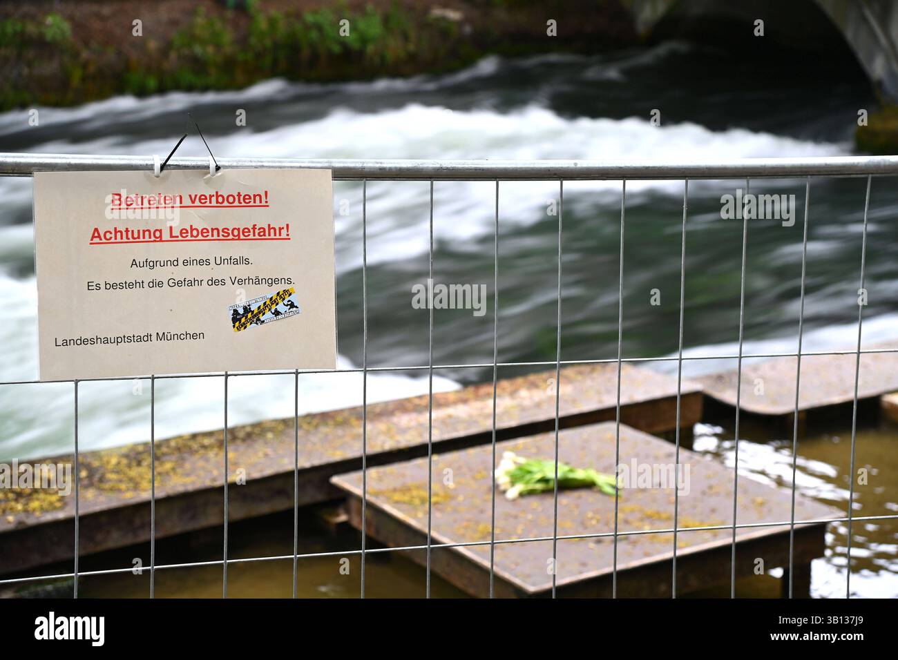 Mennchner Eisbachwelle nach Surf-Unfall gesperrt. Die sogenannte ...