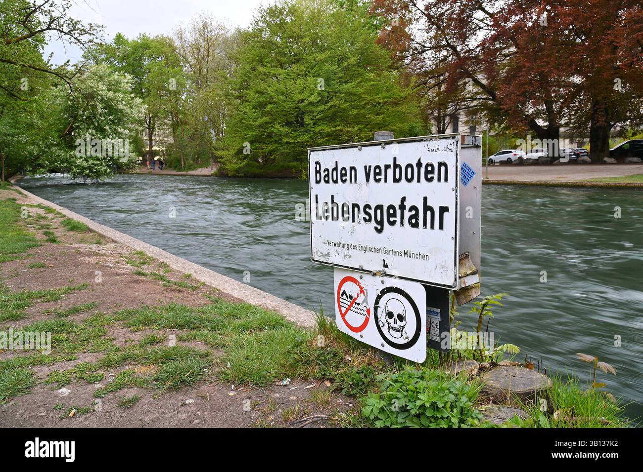 Mennchner Eisbachwelle nach Surf-Unfall gesperrt. Die sogenannte ...
