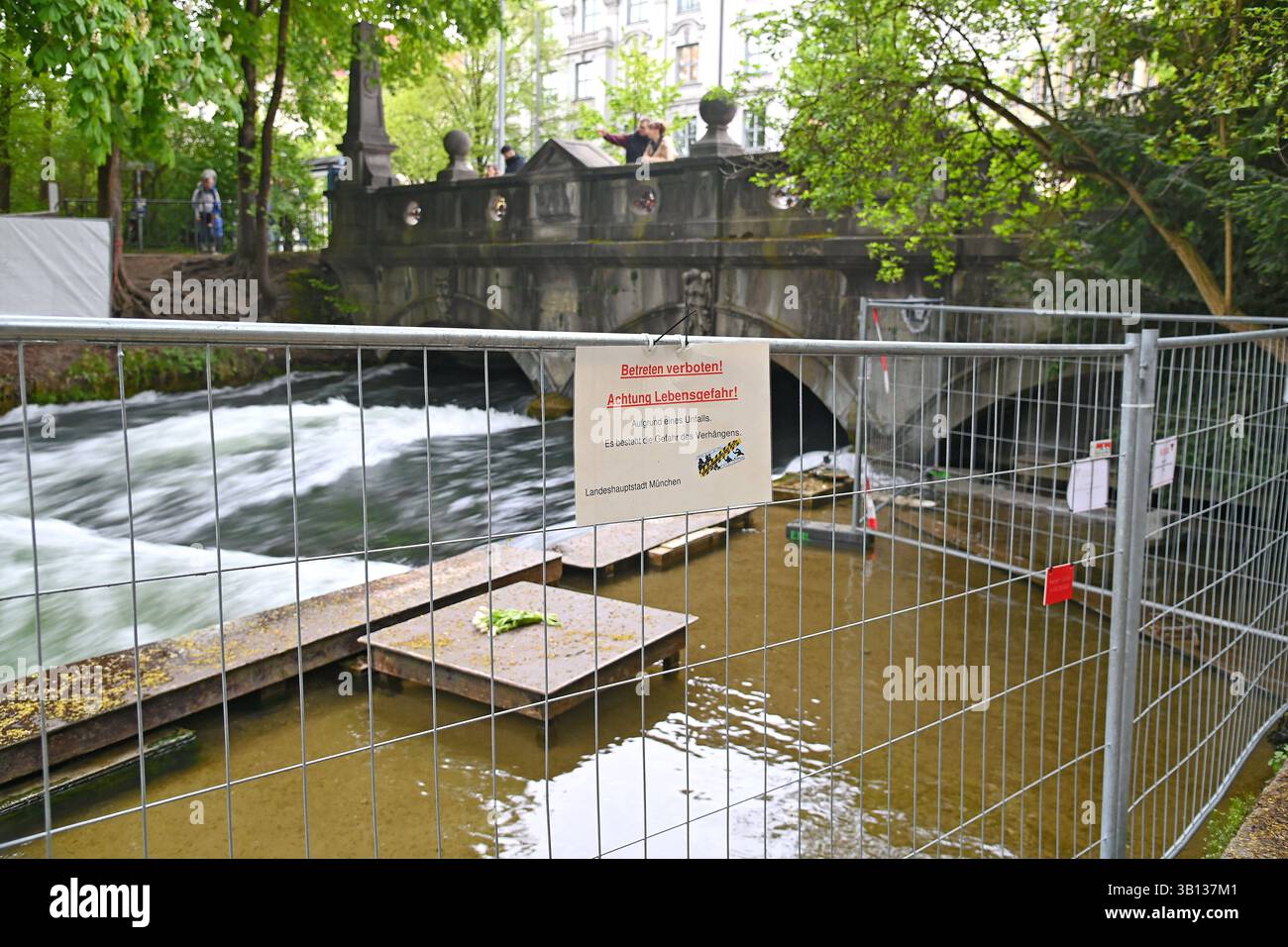 Mennchner Eisbachwelle nach Surf-Unfall gesperrt. Die sogenannte ...
