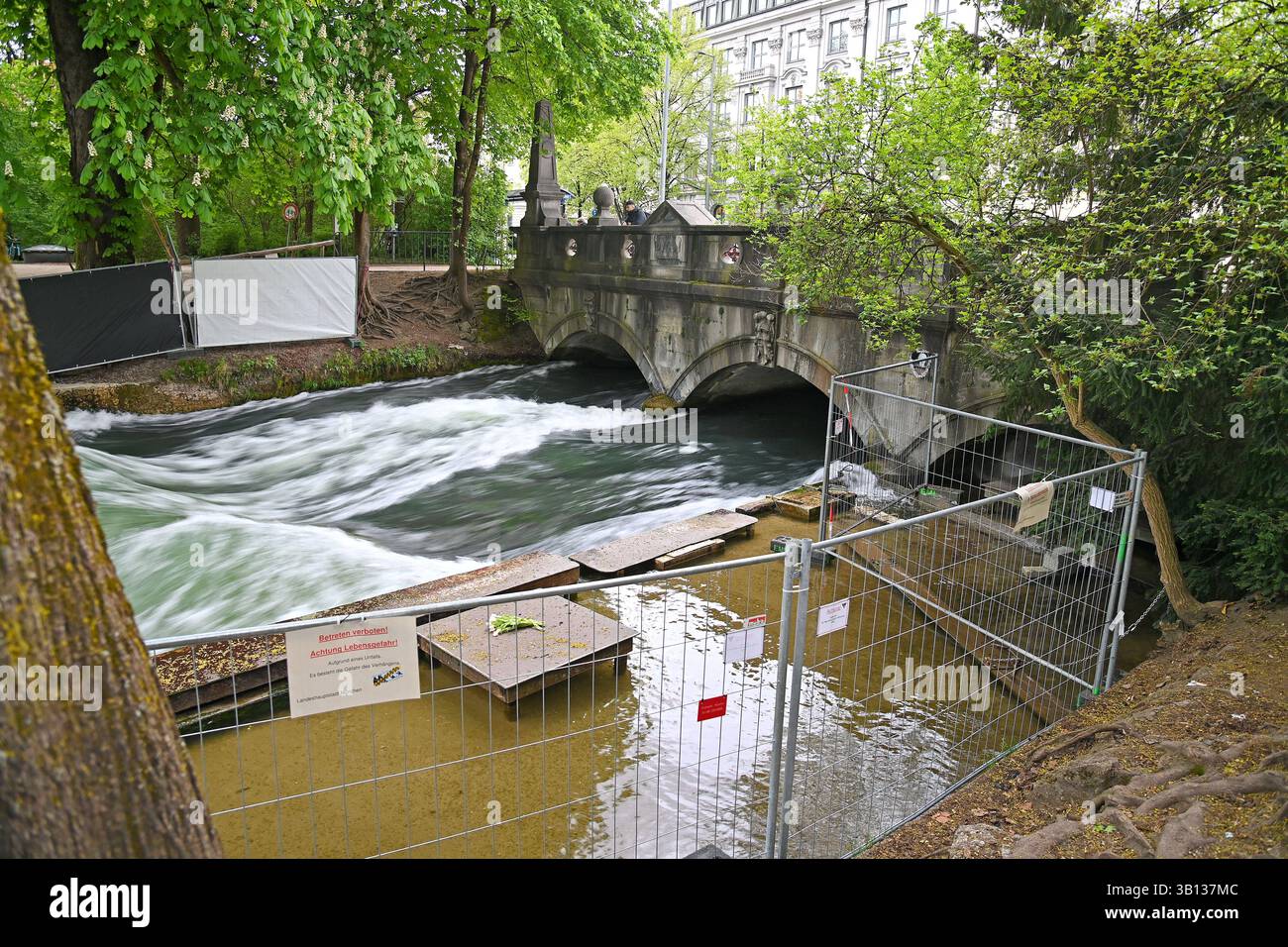 Mennchner Eisbachwelle nach Surf-Unfall gesperrt. Die sogenannte ...