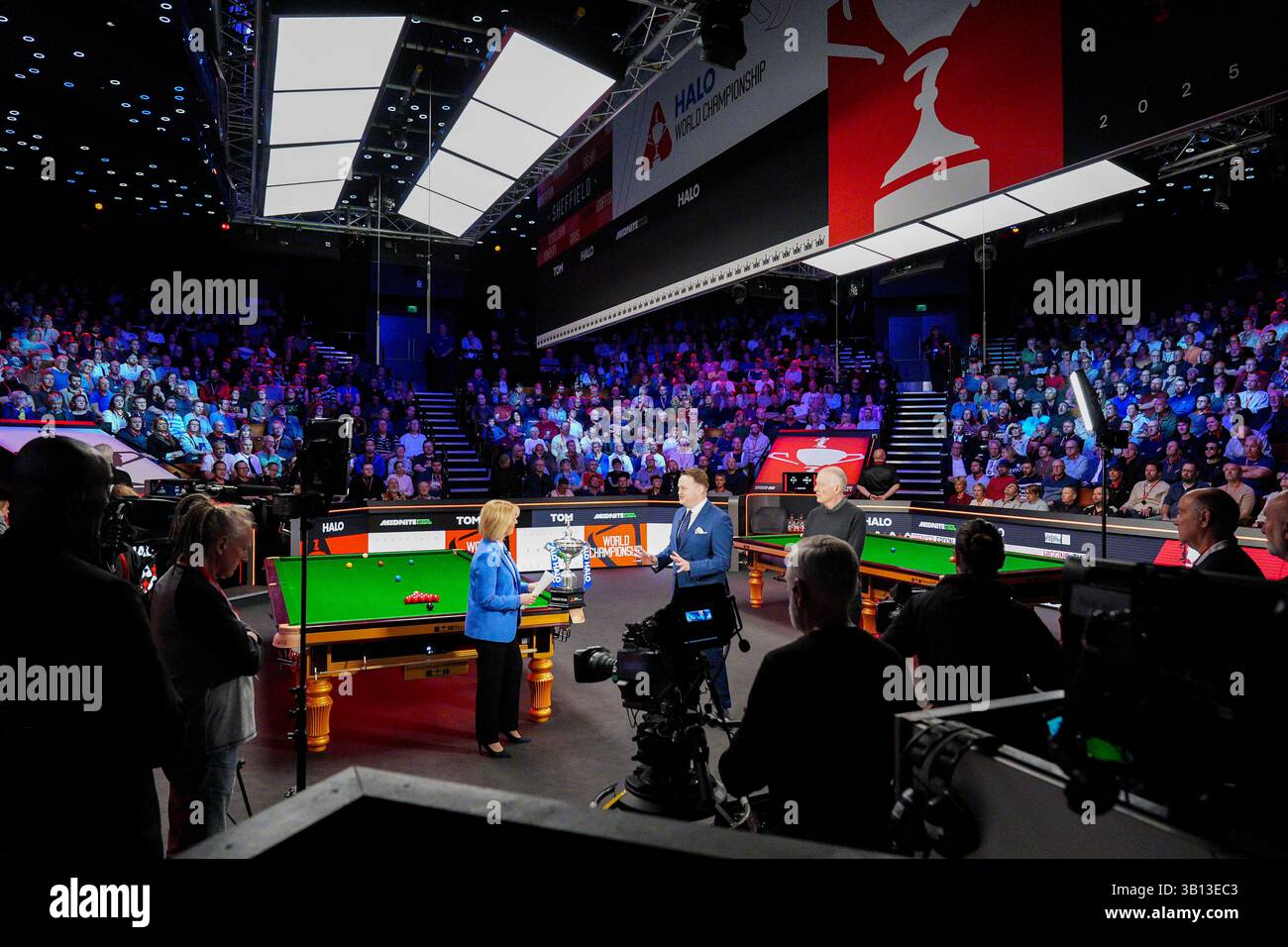 Hazel Irvine, Shaun Murphy and Steve Davis in front of the cameras ...
