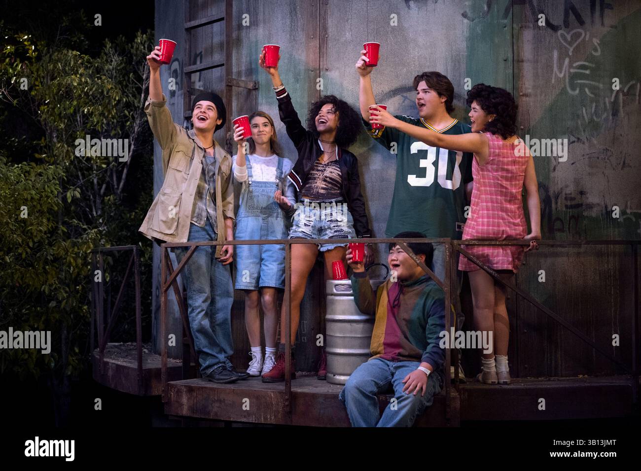 (L to R) Mace Coronel as Jay, Callie Haverda as Leia Forman, Ashley ...