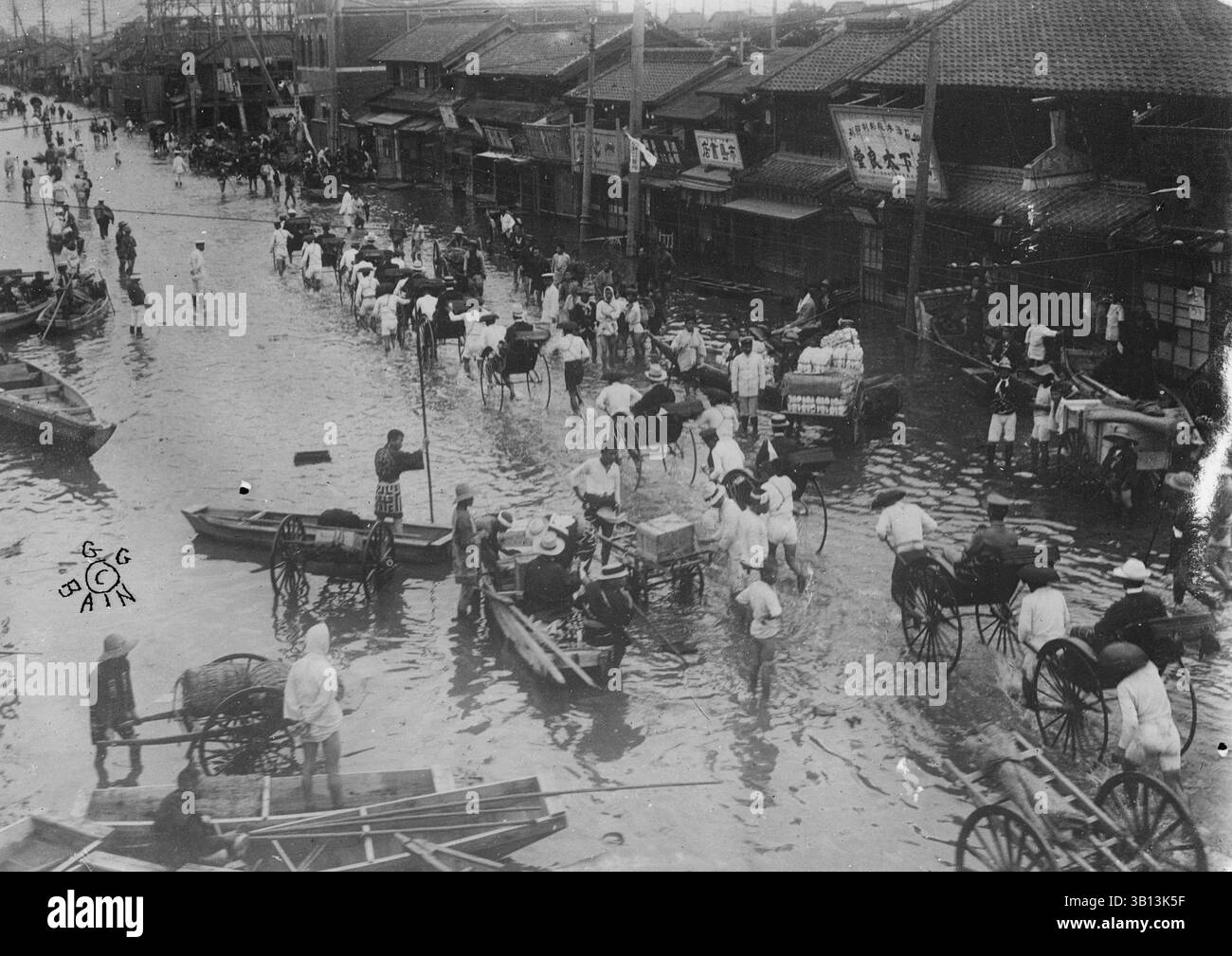 1900 - Honjo, Japan - Japanese during the Honjo Flood; On the east bank ...