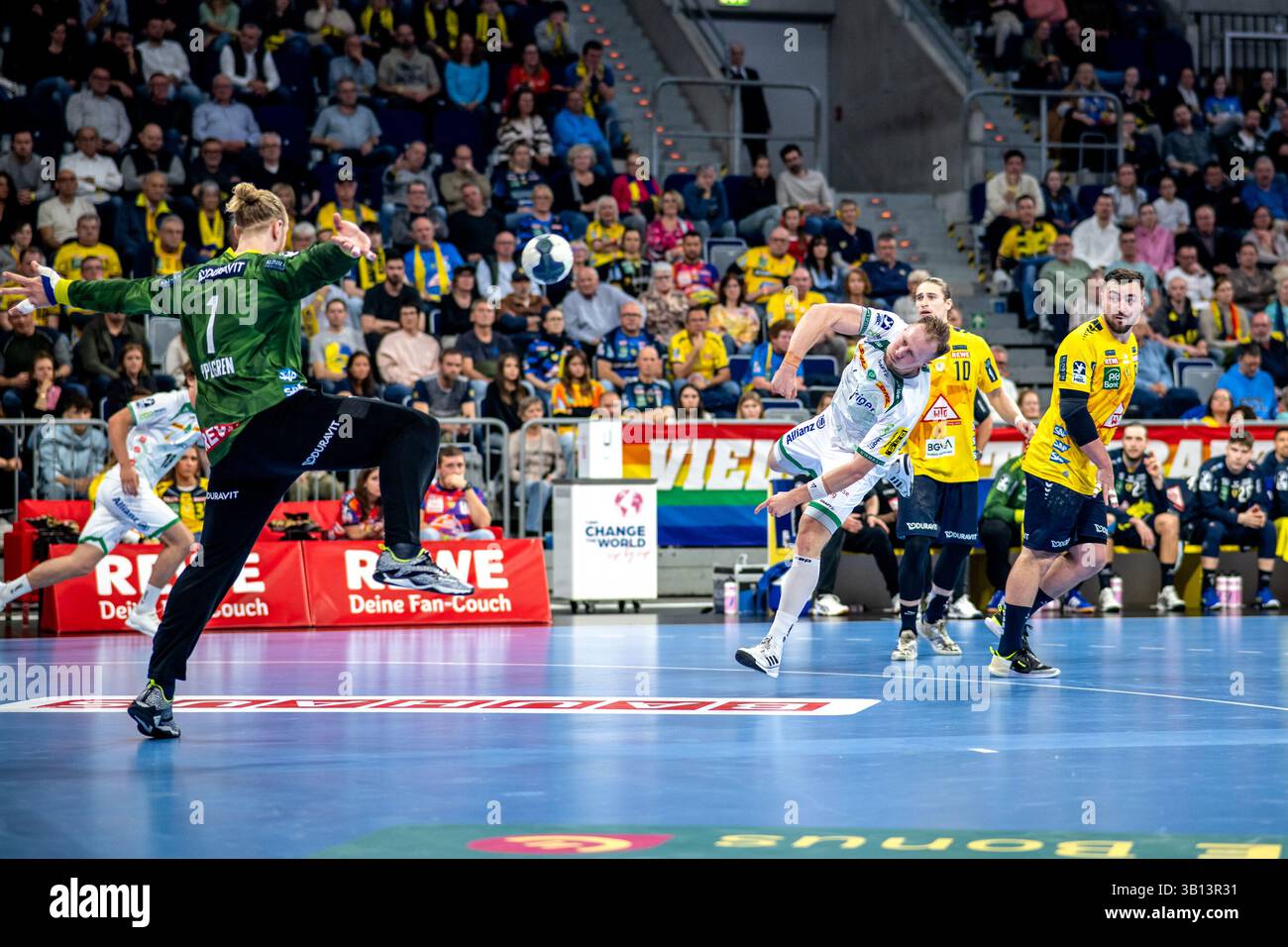 Mannheim, Deutschland. 24th Apr, 2025. Luca Witzke (SC DHfK Leipzig, 7 ...