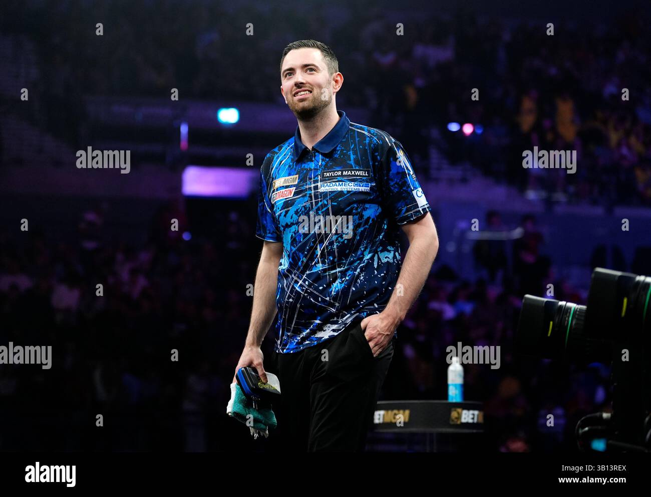 Luke Humphries celebrates victory against Michael van Gerwen (not ...