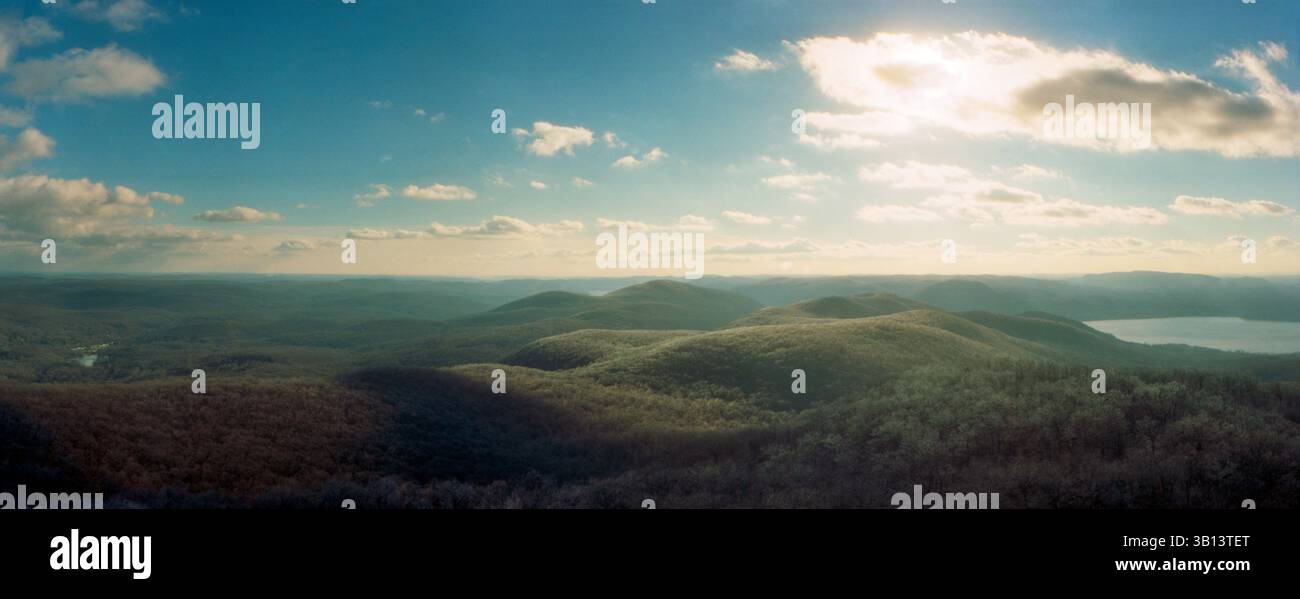 Elevated view of the Mount Beacon and Breakneck Ridge, Hudson River ...