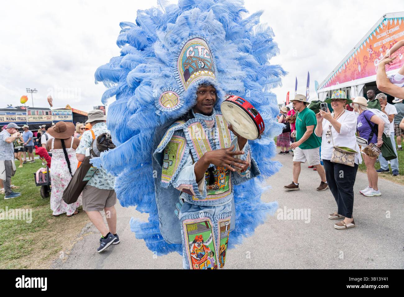 Members of the Black Mohawk and Young Seminole Hunters Mardi Gras ...