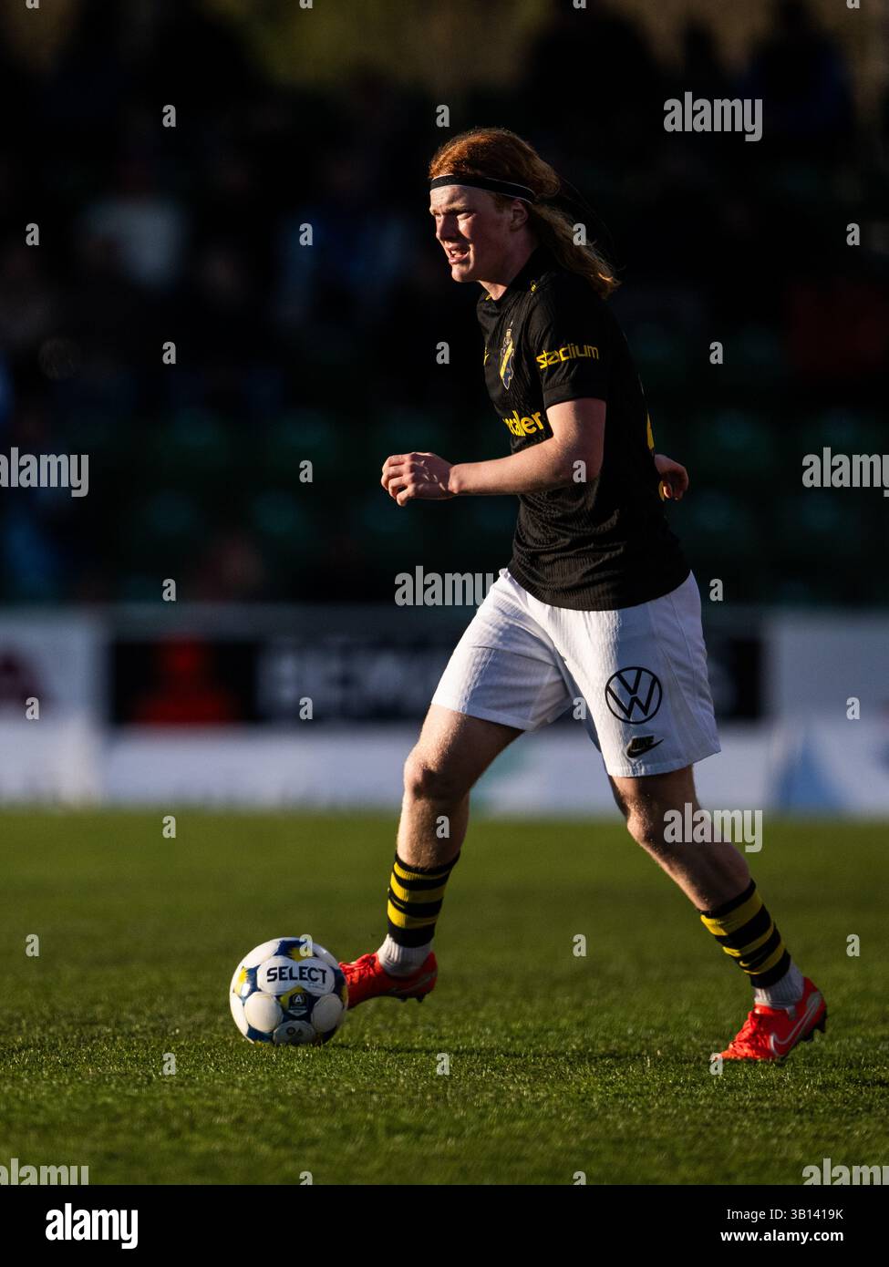 250424 AIKs Elvis van der Laan under fotbollsmatchen i Allsvenskan ...