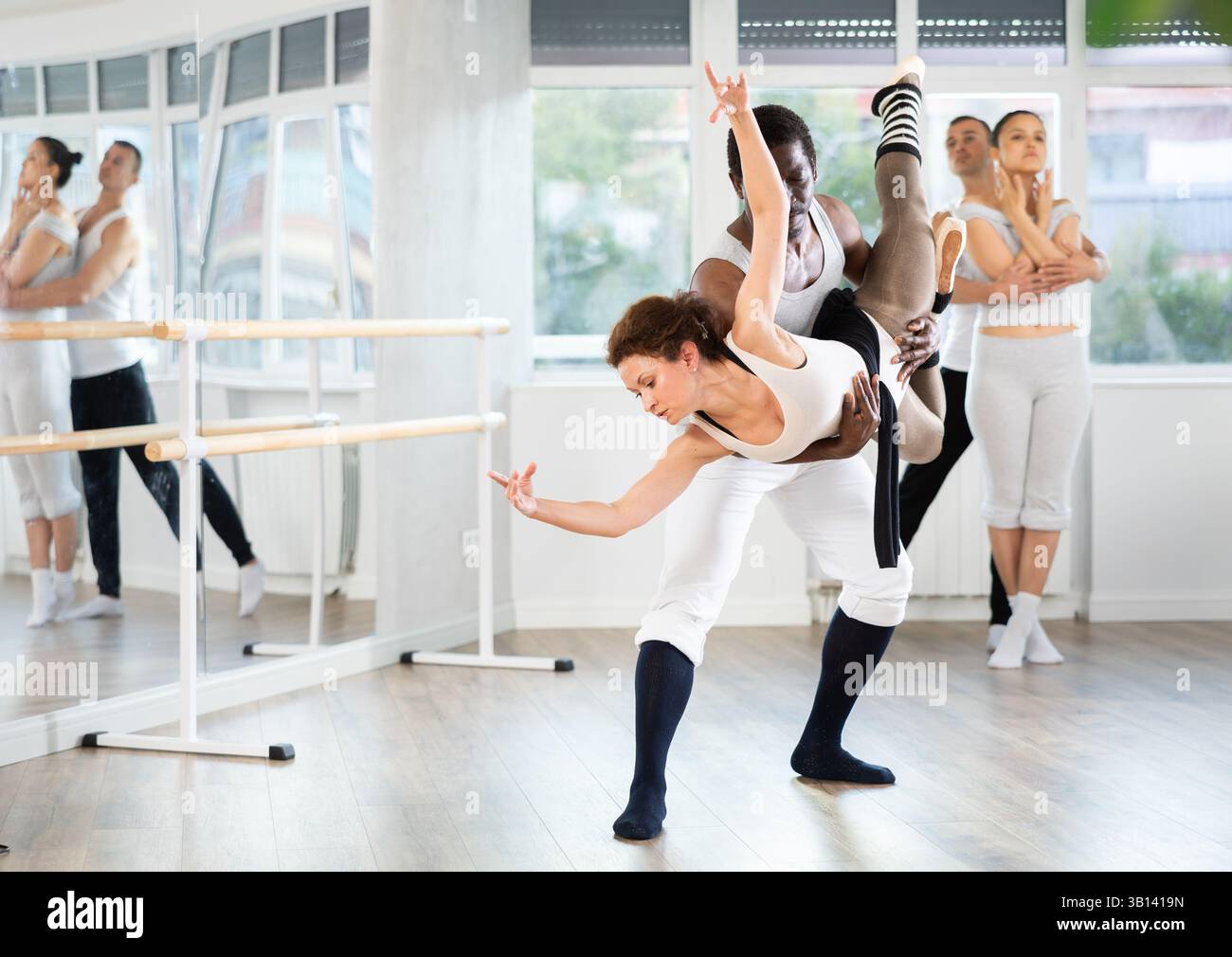 Ballet duo lifts hi-res stock photography and images - Alamy