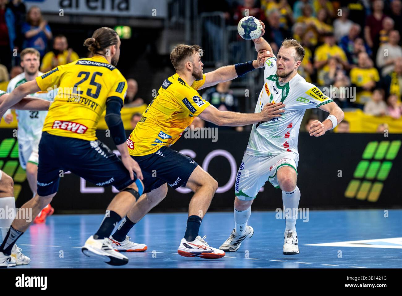 Mannheim, Deutschland. 24th Apr, 2025. Luca Witzke (SC DHfK Leipzig, 7 ...