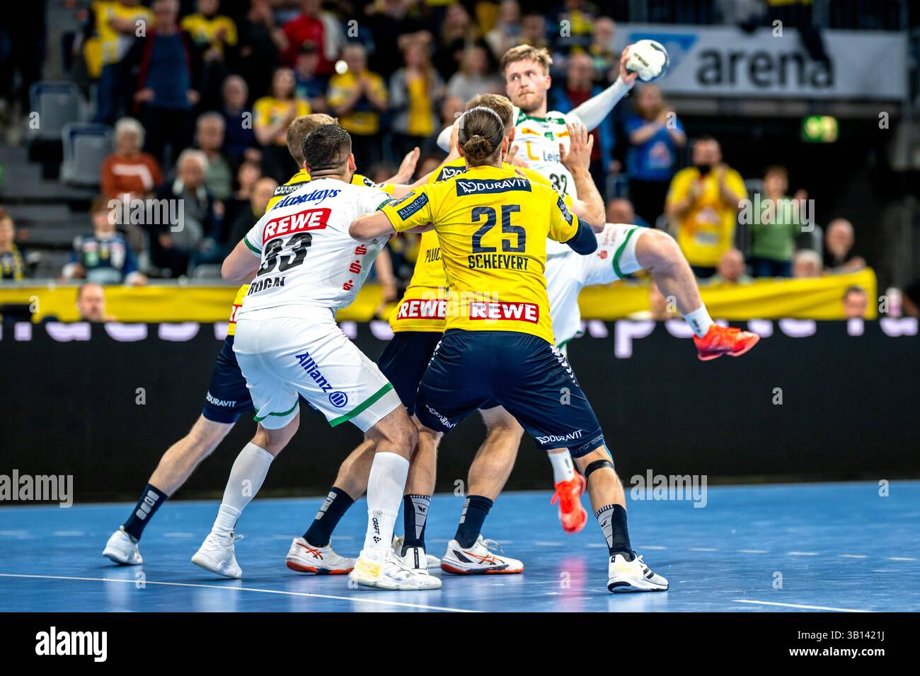 Franz Semper (SC DHfK Leipzig, 32) beim Wurf aufs Tor 1. Handball ...