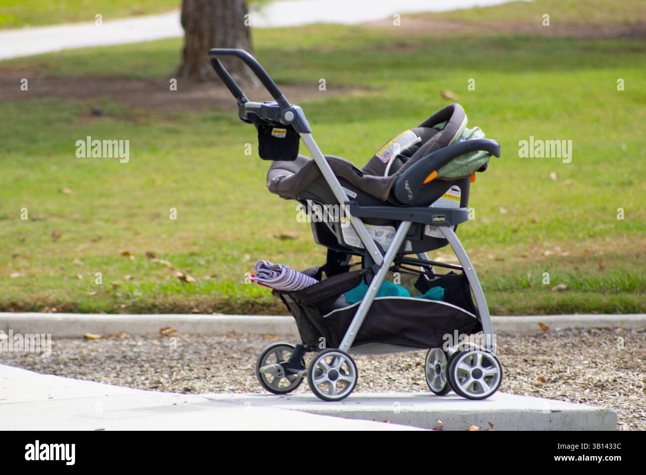 Family ride baby carriage park hi-res stock photography and images - Alamy