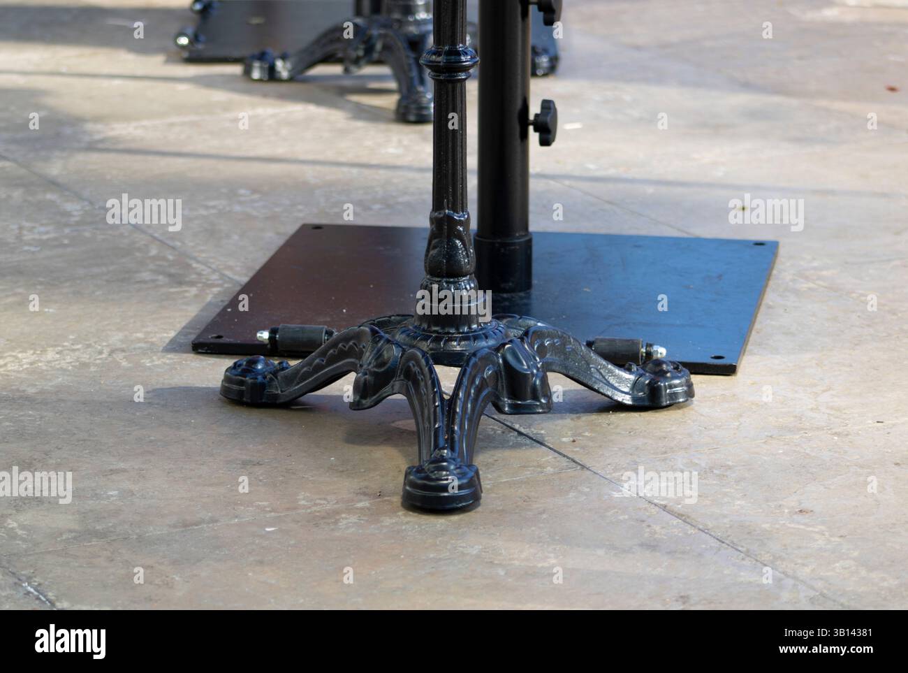 Underside structure hi-res stock photography and images - Alamy