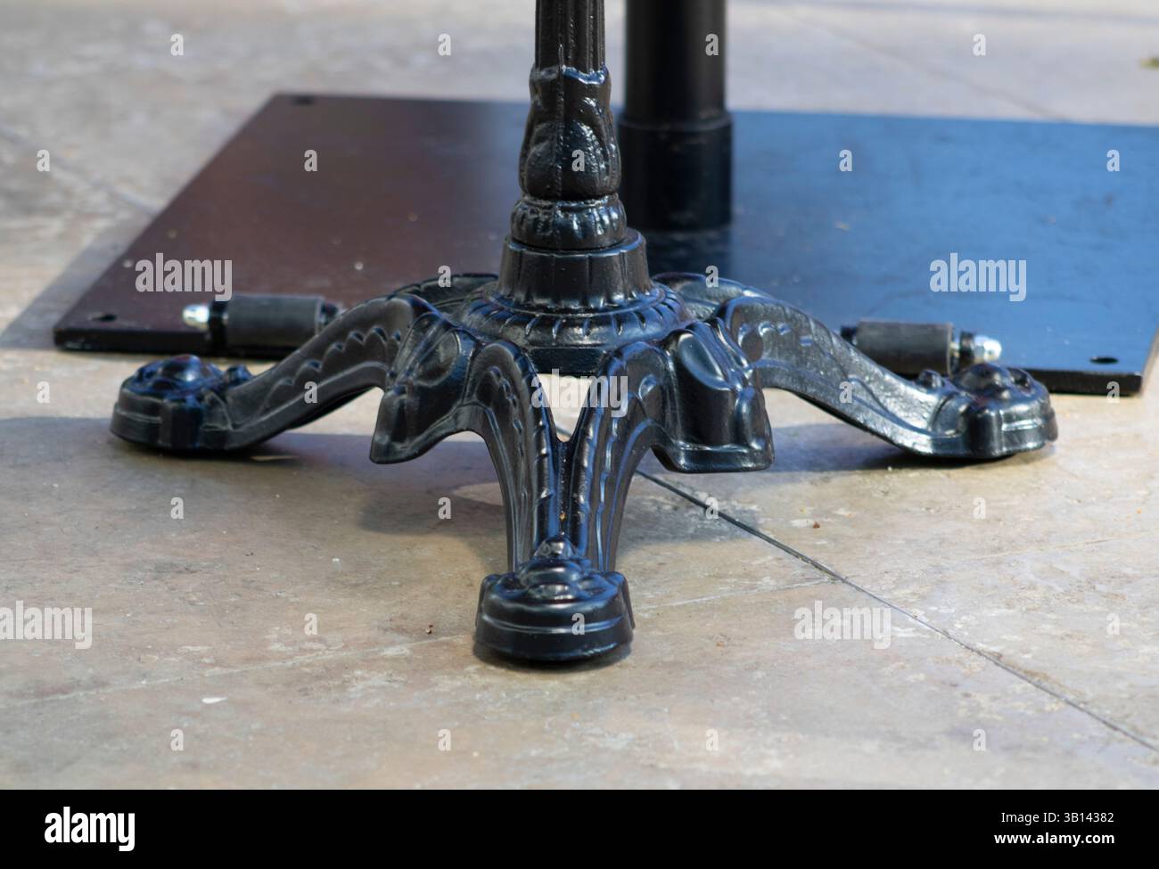 underside legs of outdoor table Stock Photo - Alamy