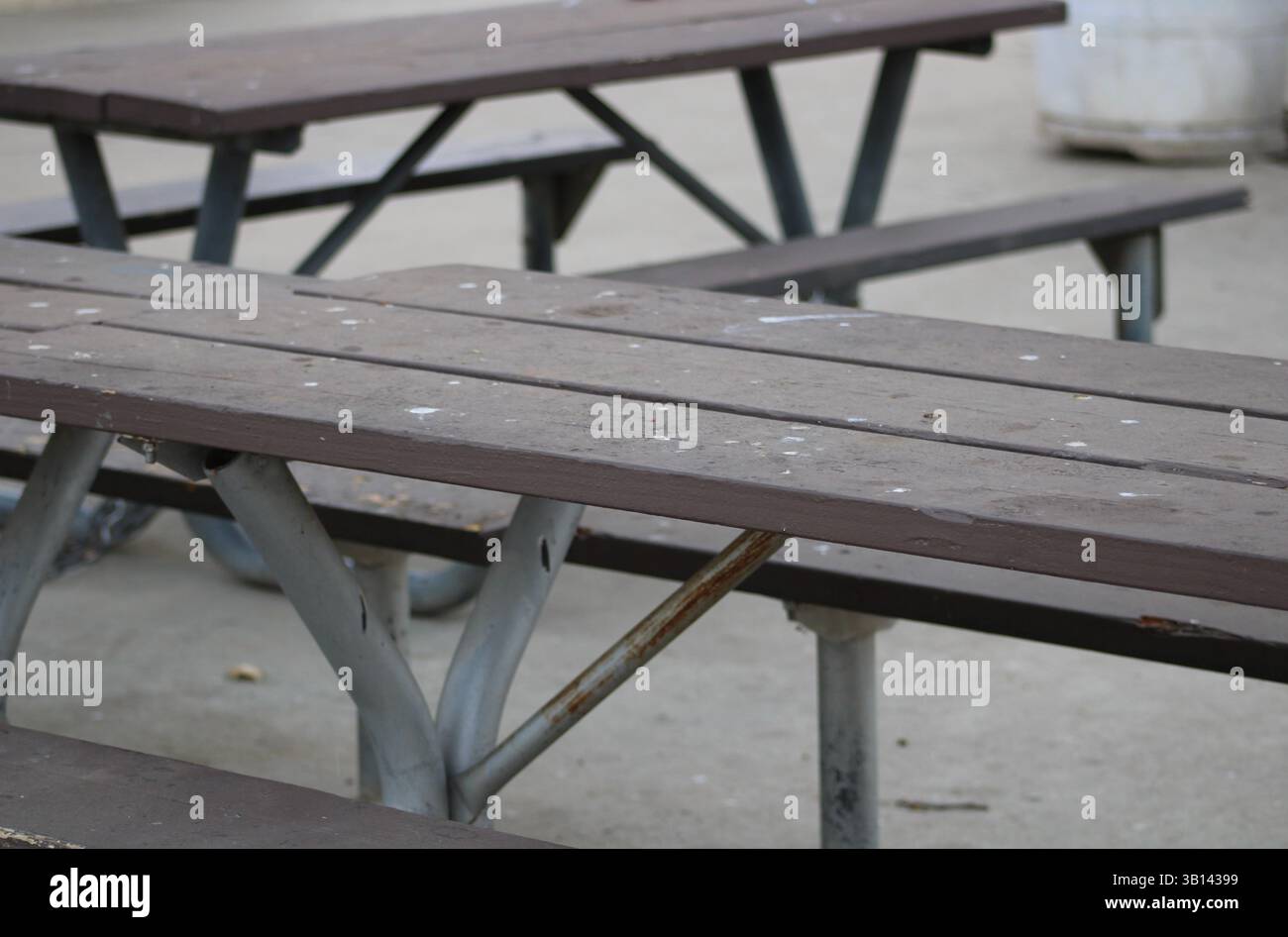 Table bottom view hi-res stock photography and images - Alamy