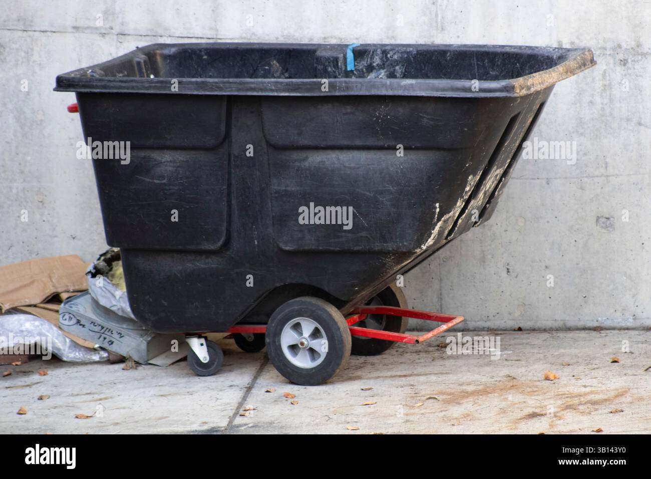 wheelbarrow to carry trash to dumpster Stock Photo - Alamy