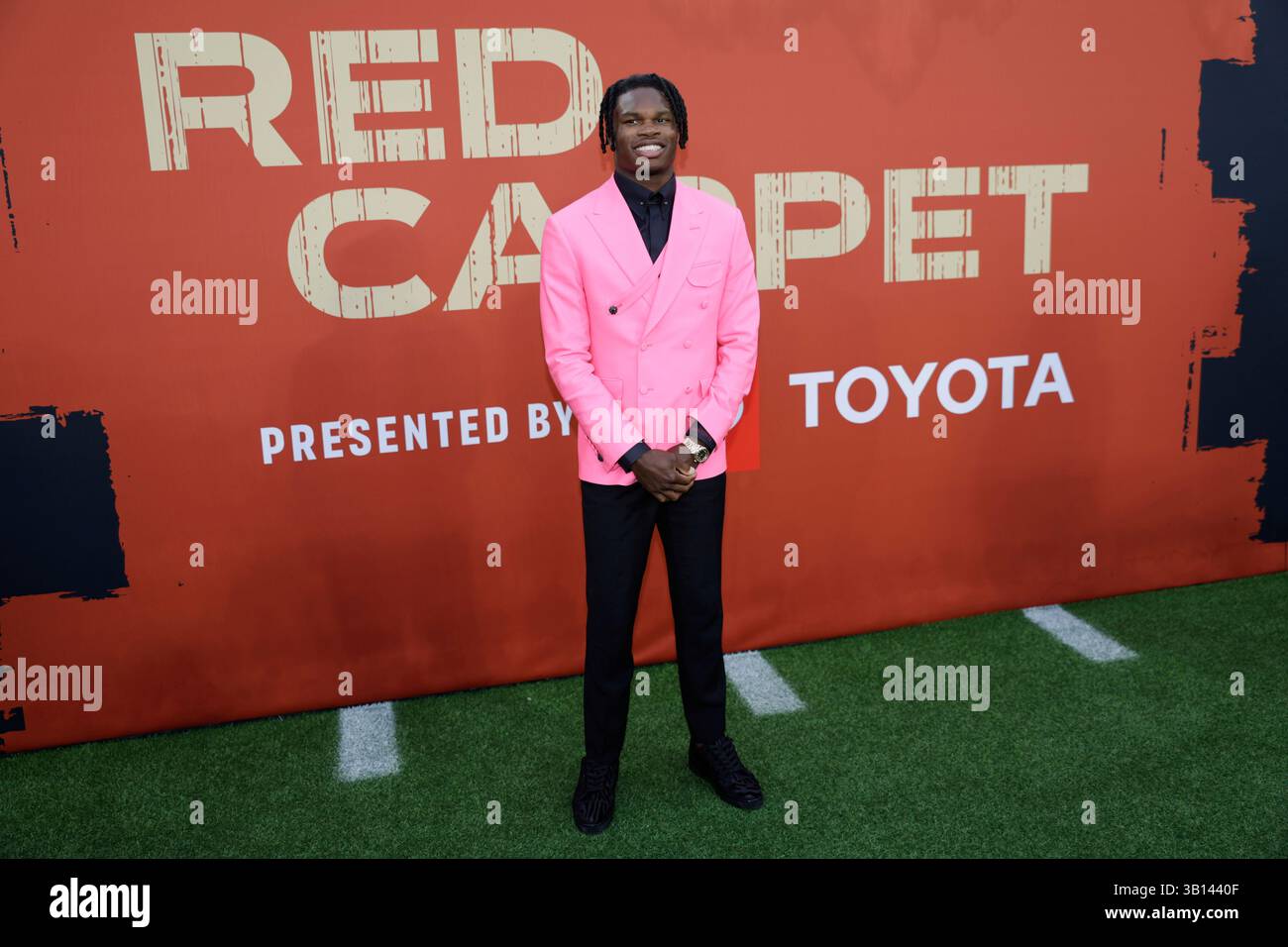 Colorado wide receiver Travis Hunter poses on the carpet before first ...