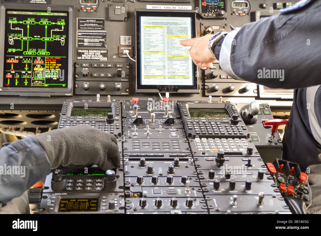 Airplane cockpit windscreen hi-res stock photography and images - Alamy