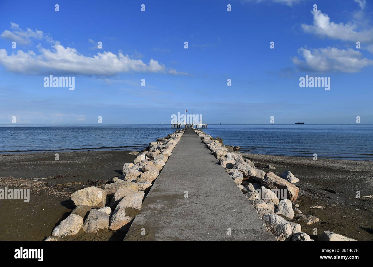 Venedig, Italy. 24th Apr, 2025. Blue sky can be seen over a jetty on the beach of the Lido. With ...