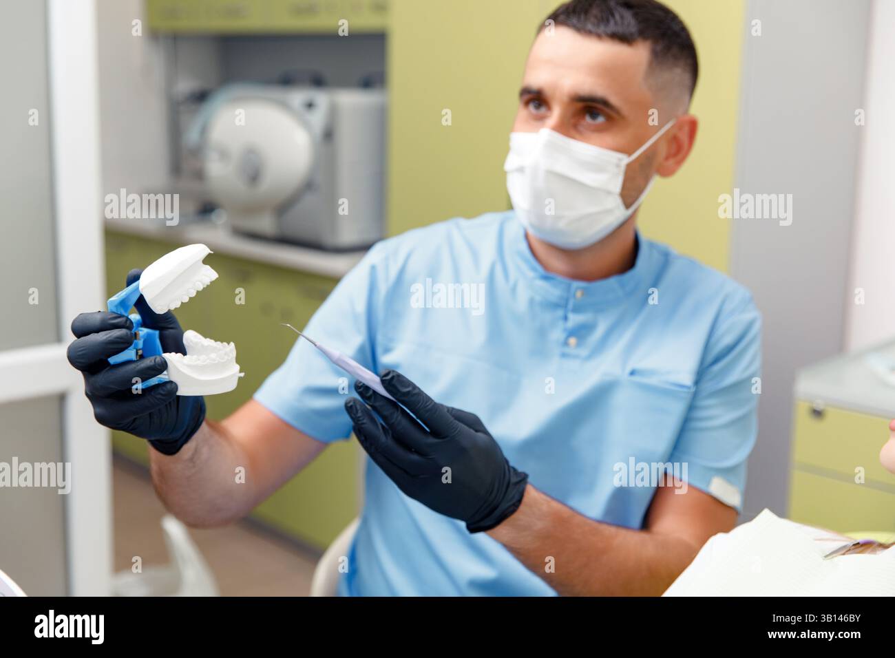 Doctor checking mouth little patient hi-res stock photography and ...