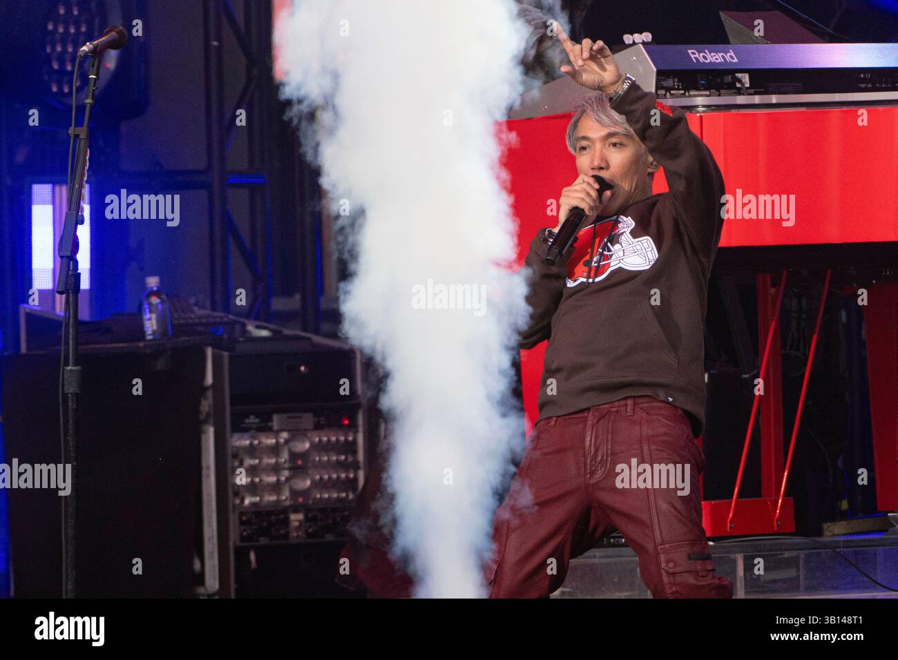 Journey singer Arnel Pineda sings at the Cleveland Browns NFL football ...