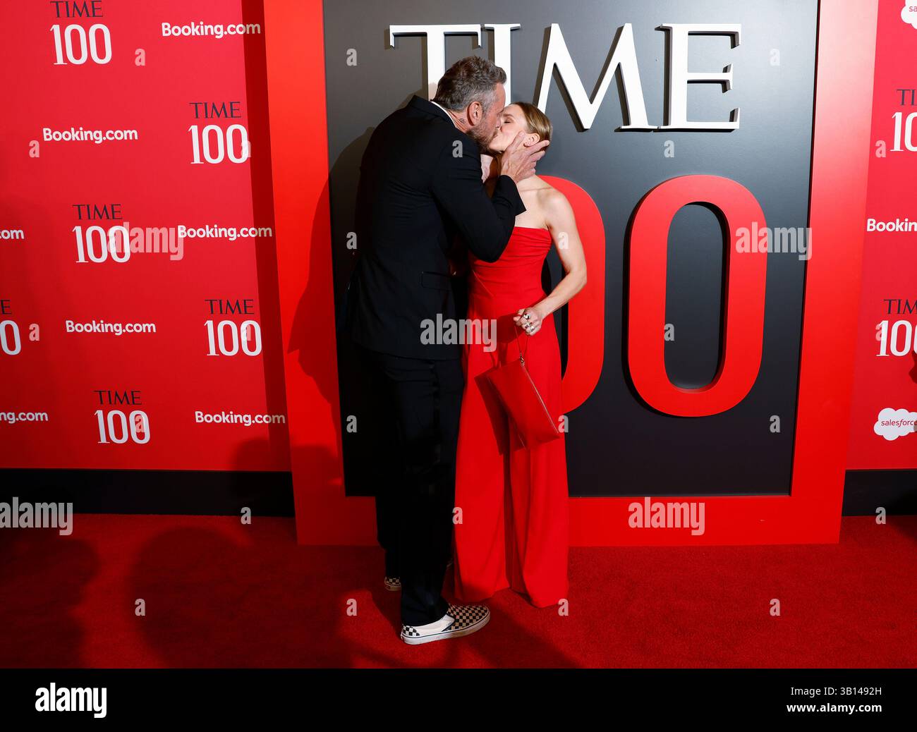 New York, United States. 24th Apr, 2025. Dax Shepard kisses his wife ...