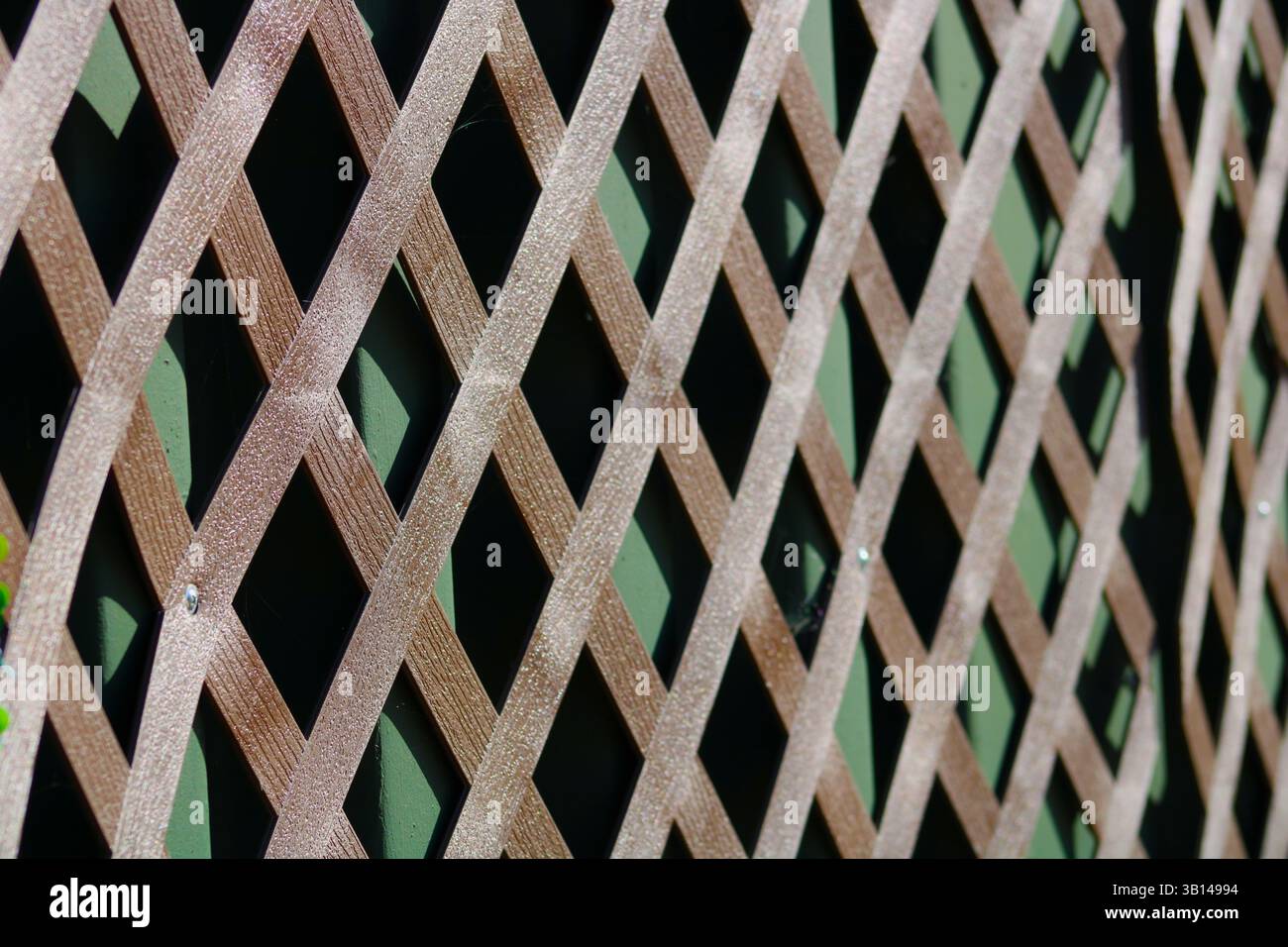 Decorative trellis screen hi-res stock photography and images - Alamy