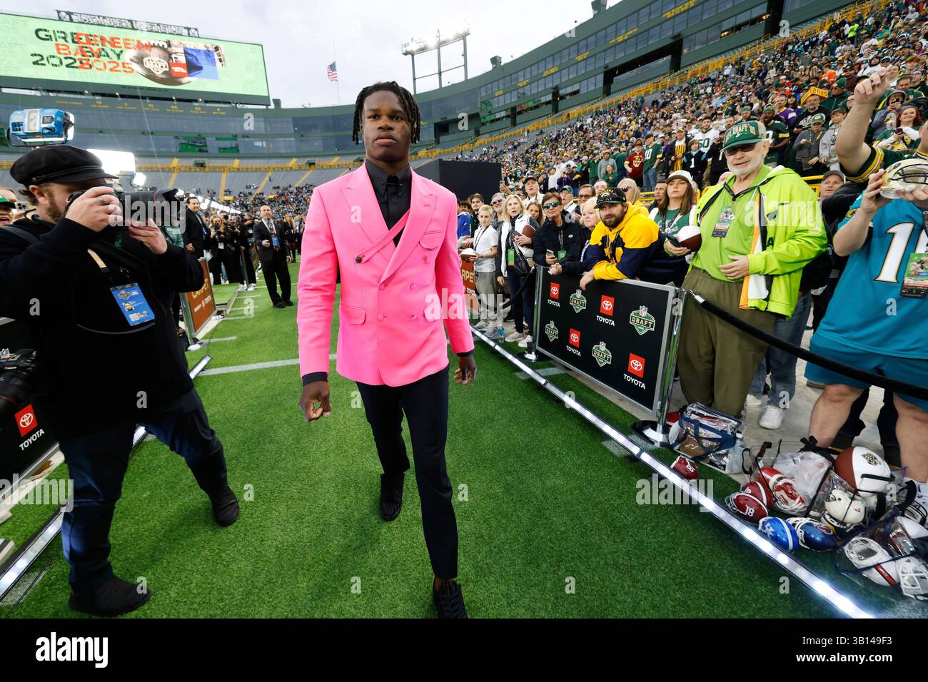 Colorado wide receiver Travis Hunter on the red carpet at the NFL Draft ...