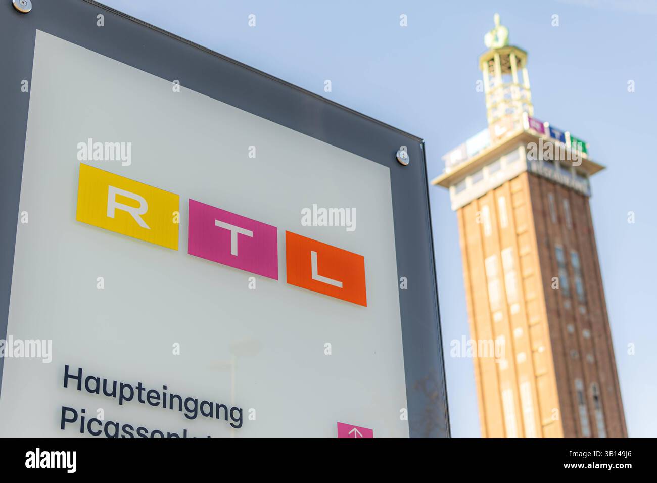 RTL Mediengruppe in Köln 08.04.2025 Der alte Messeturm mit buntem RTL ...