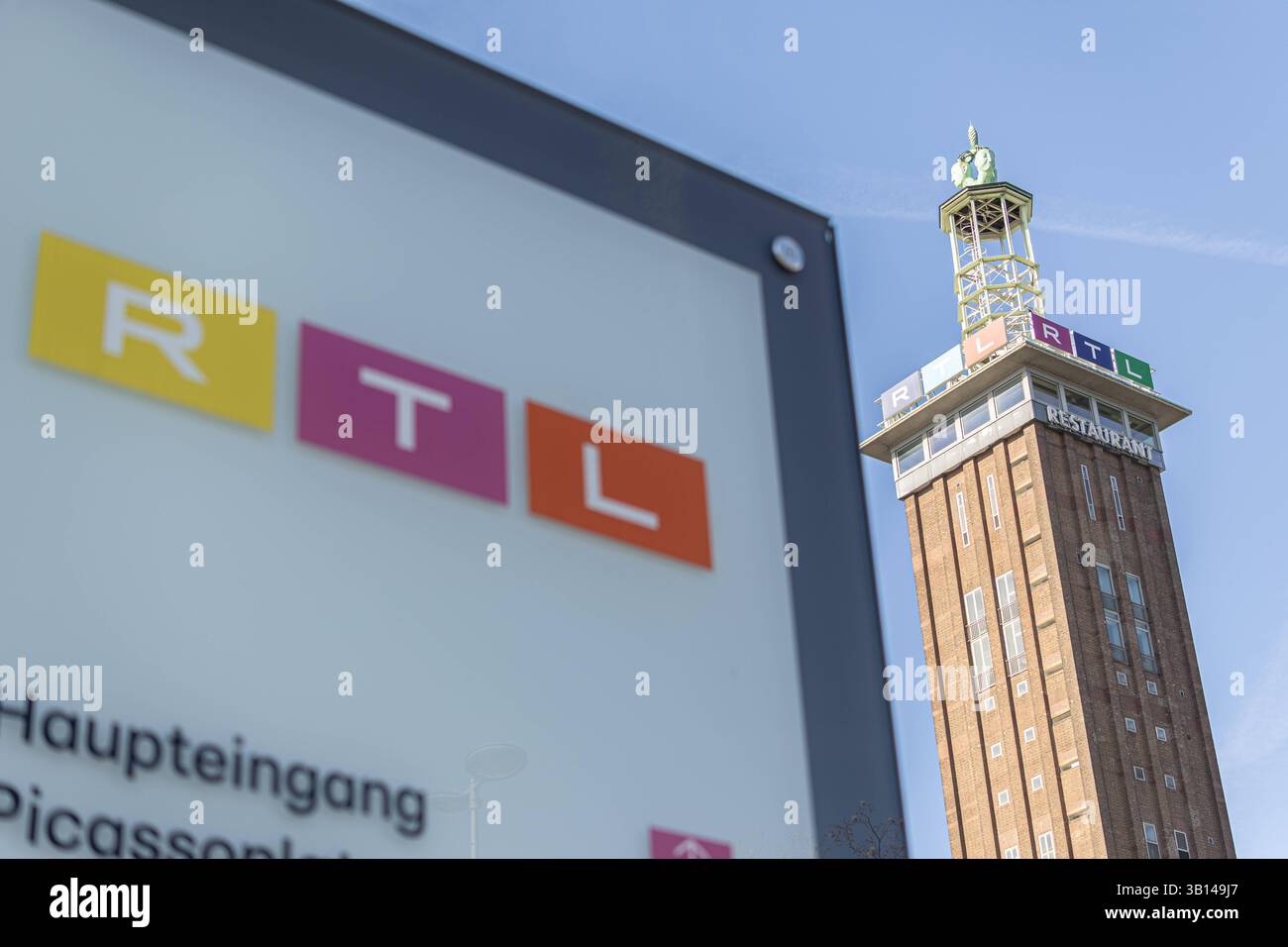 RTL Mediengruppe in Köln 08.04.2025 Der alte Messeturm mit buntem RTL ...