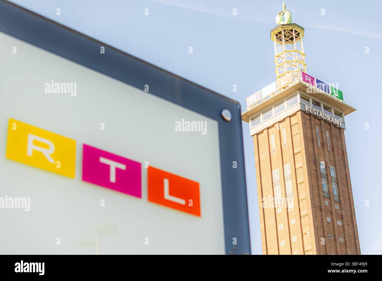 RTL Mediengruppe in Köln 08.04.2025 Der alte Messeturm mit buntem RTL ...