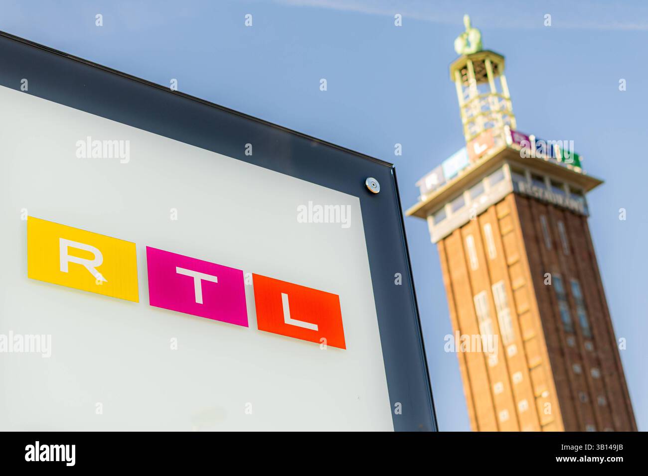 RTL Mediengruppe in Köln 08.04.2025 Der alte Messeturm mit buntem RTL ...