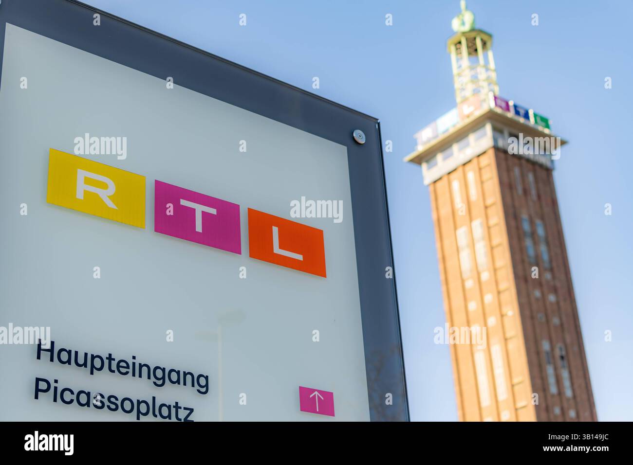 RTL Mediengruppe in Köln 08.04.2025 Der alte Messeturm mit buntem RTL ...