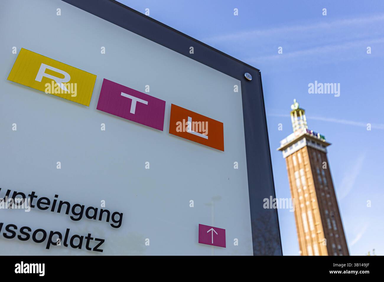 RTL Mediengruppe in Köln 08.04.2025 Der alte Messeturm mit buntem RTL ...