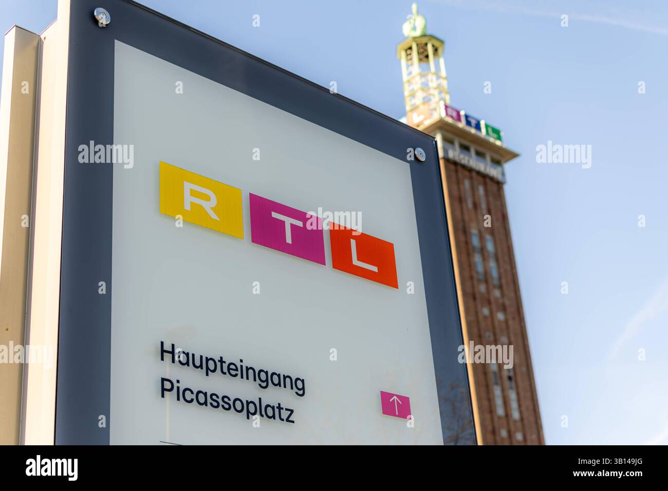 RTL Mediengruppe in Köln 08.04.2025 Der alte Messeturm mit buntem RTL ...