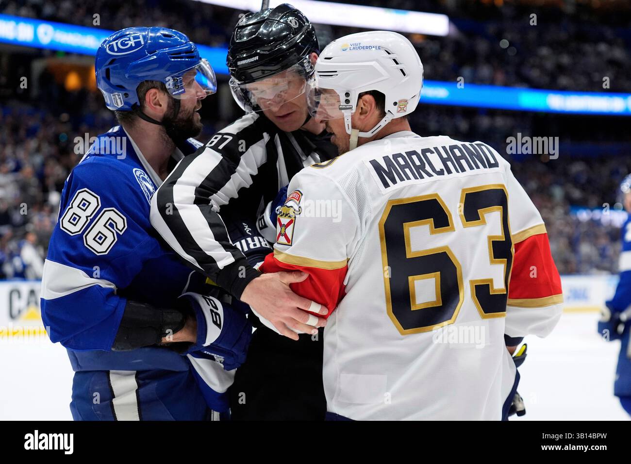 Linesman Devin Berg (87) separates Tampa Bay Lightning right wing ...