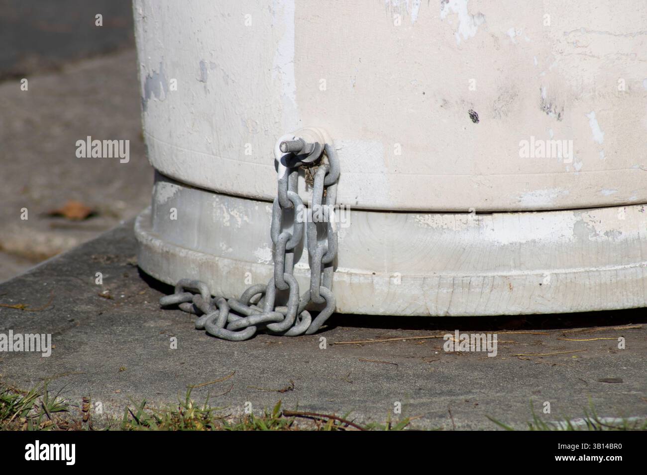 heavy chain attached to container Stock Photo - Alamy